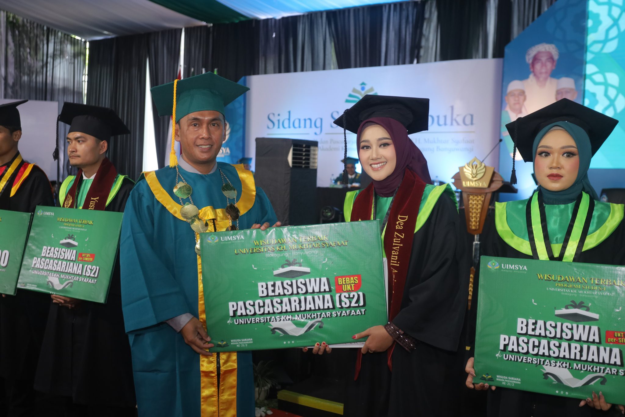 Wisuda Sarjana ke-21 dan Pascasarjana ke-2 Universitas KH. Mukhtar Syafaat (UIMSYA) Blokagung ...